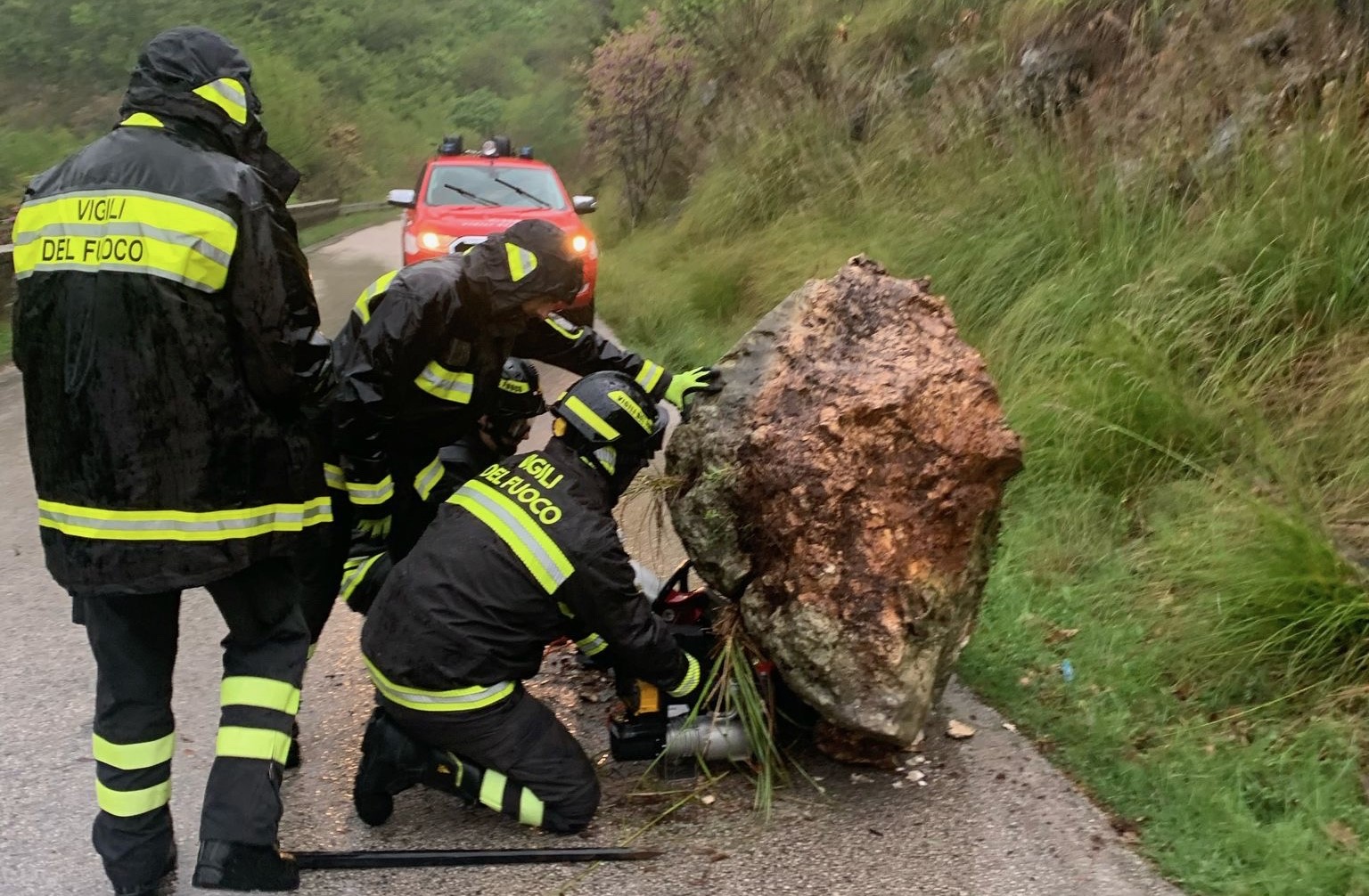 Macigno sulla carreggiata tra Venafro e Conca Casale, in azione i ...