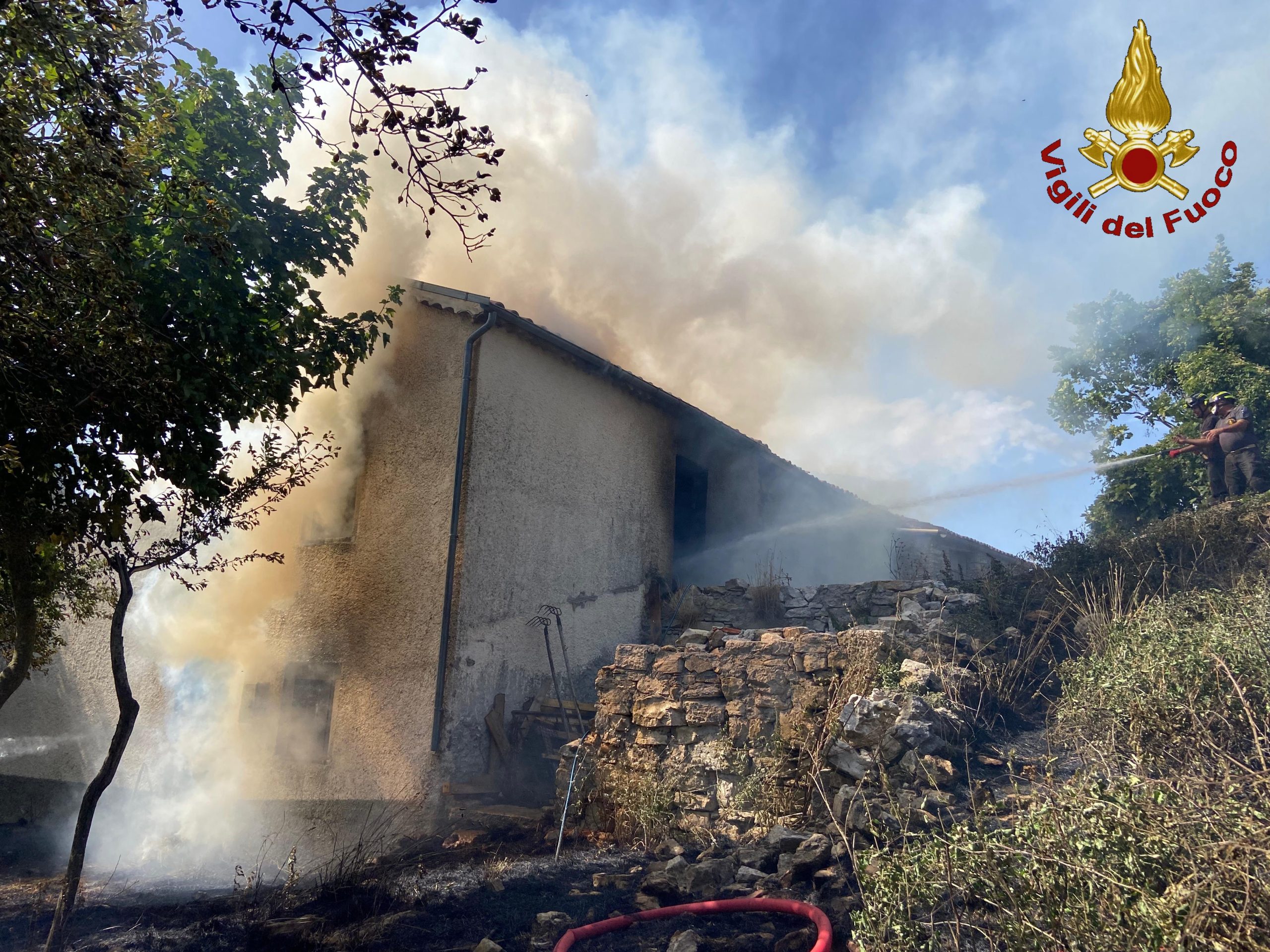 Incendio di sterpaglie raggiunge un casolare adibito a rimessa agricola, Vigili del fuoco ...