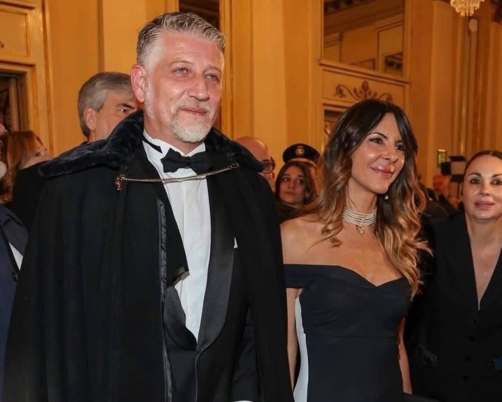 Il ministro Alessandro Giuli alla Scala di Milano indossa la cappa ...