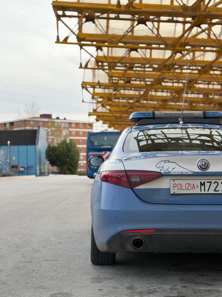 Panetto di hashish nascosto in mezzo alle aiuole: segnalato un giovane ...