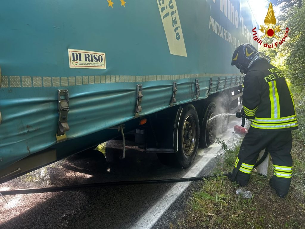 Surriscaldamento dei freni, mezzo pesante a rischio incendio: sul posto ...