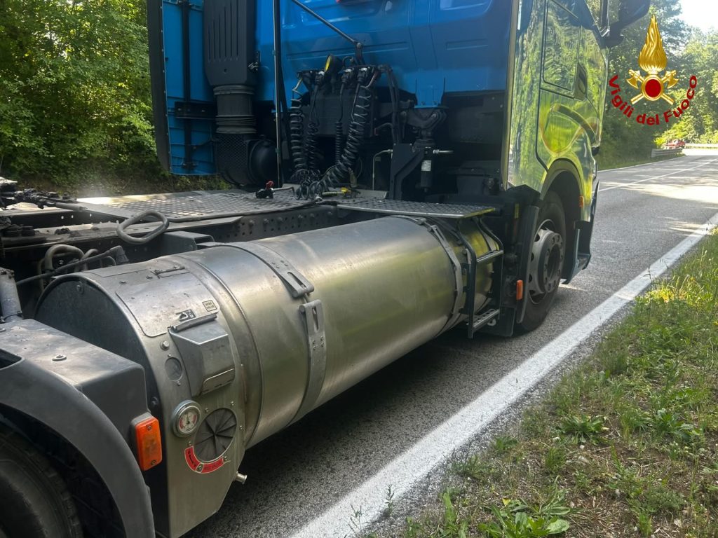 Surriscaldamento dei freni, mezzo pesante a rischio incendio: sul posto ...